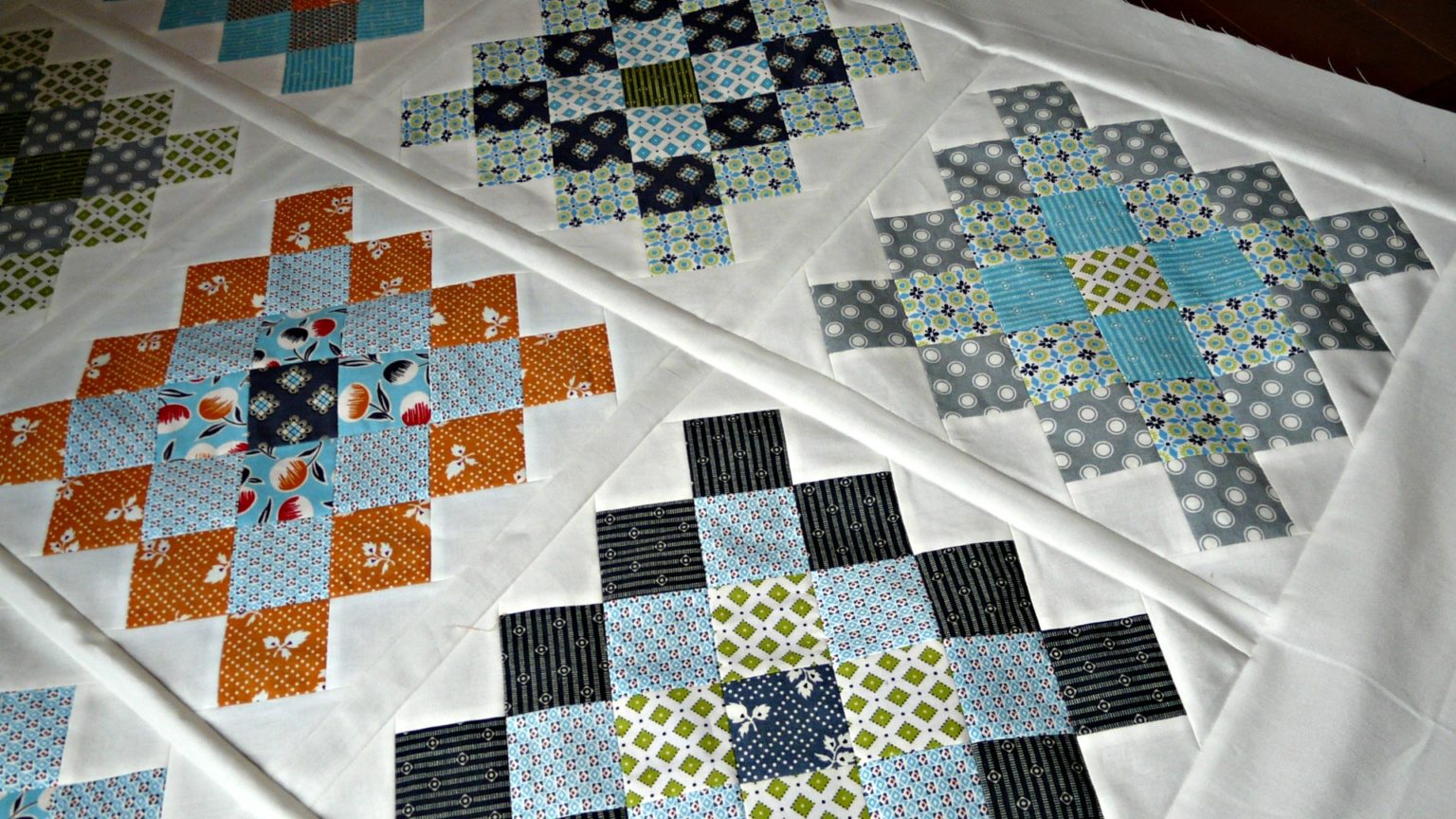 Patchwork dla początkujących: wzory i wzory poduszek i narzut, uszyte ...