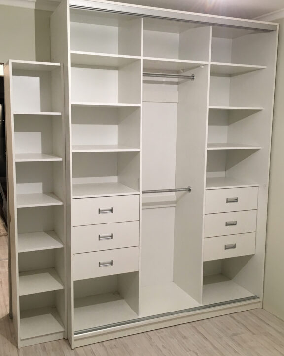 A profundidade do compartimento do guarda-roupa: tamanhos padrão, para ...